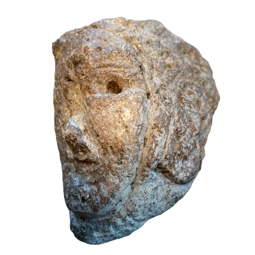 Tête de personnage en marbre. Art roman.